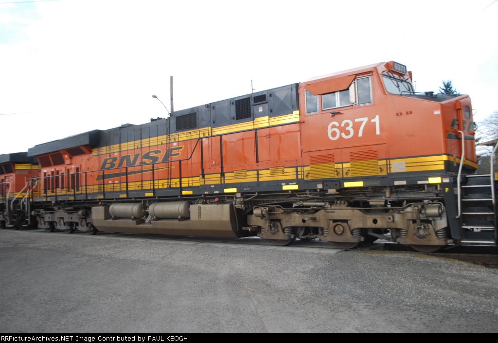 BNSF 6371 2d unit behind BNSF 6080 rolls north wilth a loaded coal train.